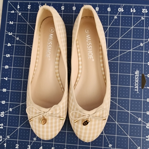 Musshoe | Shoes | New Sz 8 Super Cute Musshoe Flats Cream And White ...